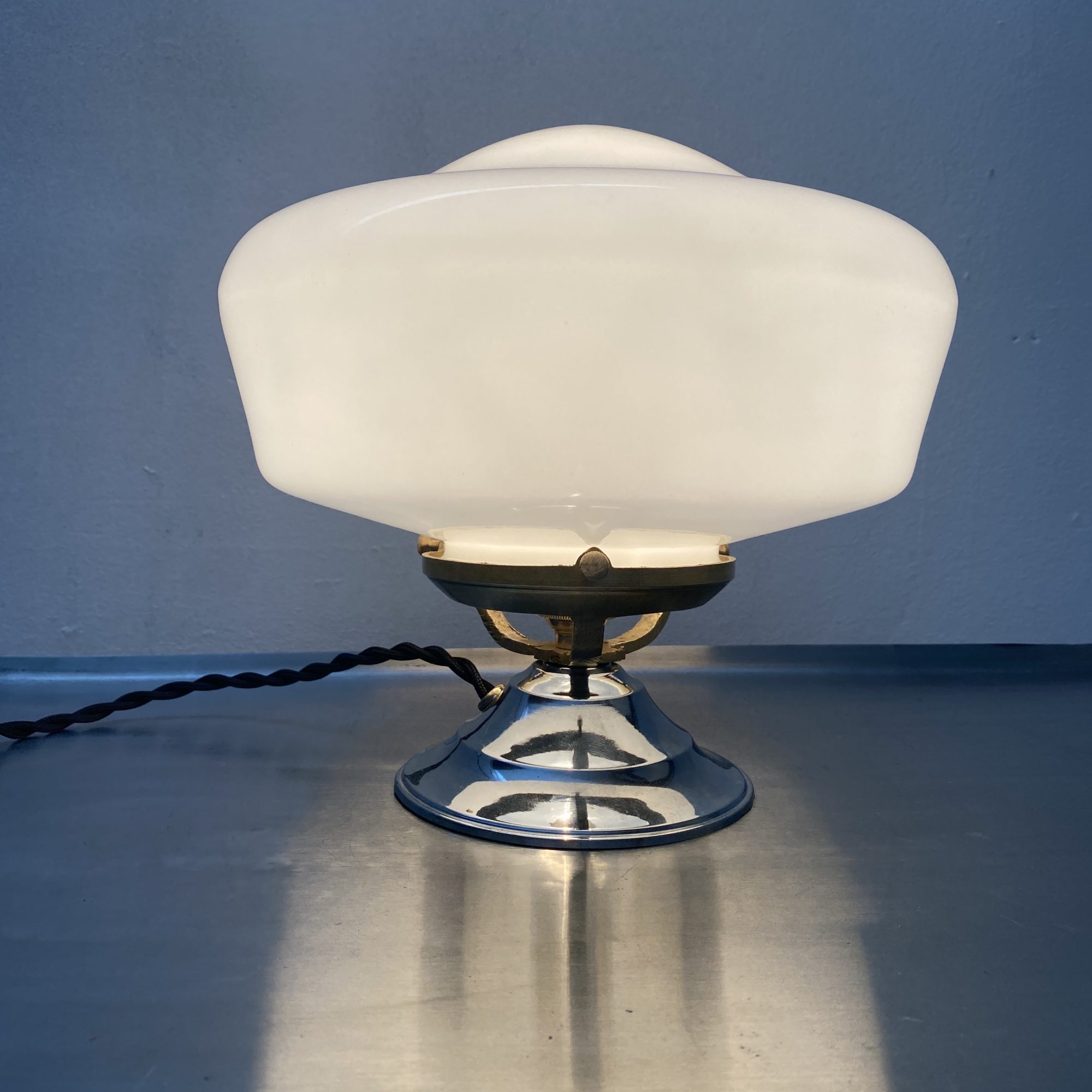 LAMPE A POSER EN OPALINE - NIKEL-FORMS